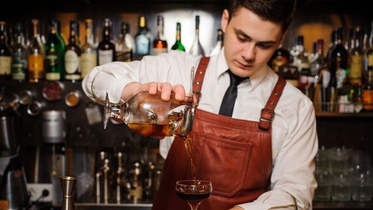 Bartender vs Barista: Key Differences, Skills & Salary