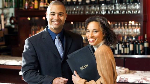 Hostess vs Waitress: Key Differences, Skills & Salaries